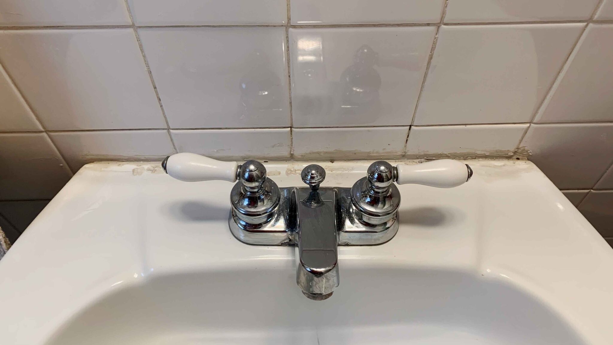 How To Remove Old Caulk With A DeWALT Heat Gun - Lazy Guy DIY