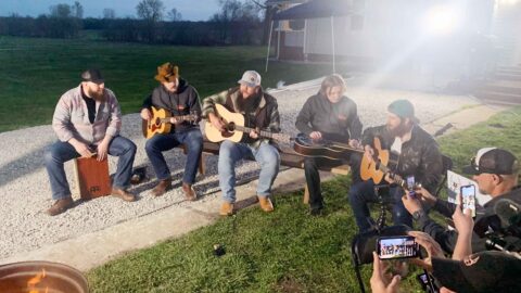 Rustic Barn Wood Bench - Lazy Guy DIY